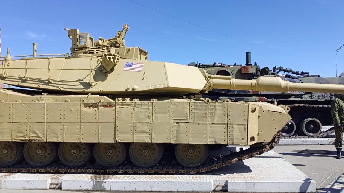 Выставка трофейной техники НАТО в Екатеринбурге в парке Маяковского.