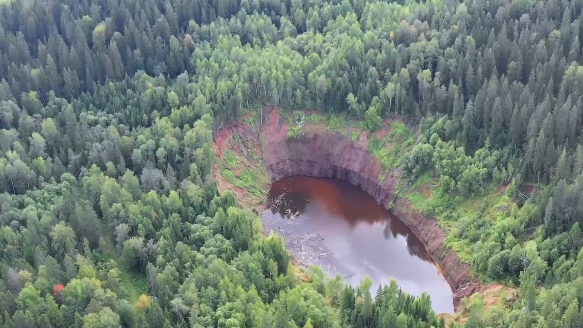 В_Ростове_появилась_огромная_дыра_в_земле_Что_это_такое
