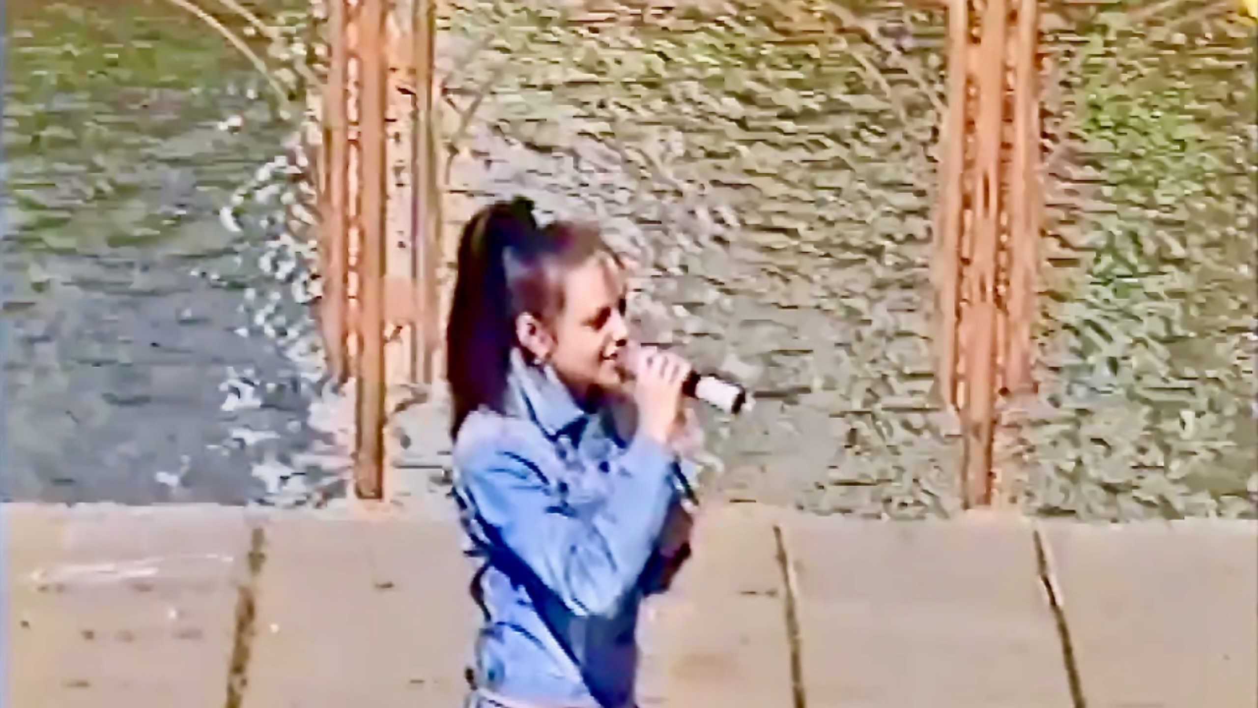 Белая дверь