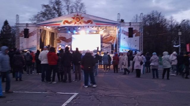 Где-то в синем небе самолёт оставил след