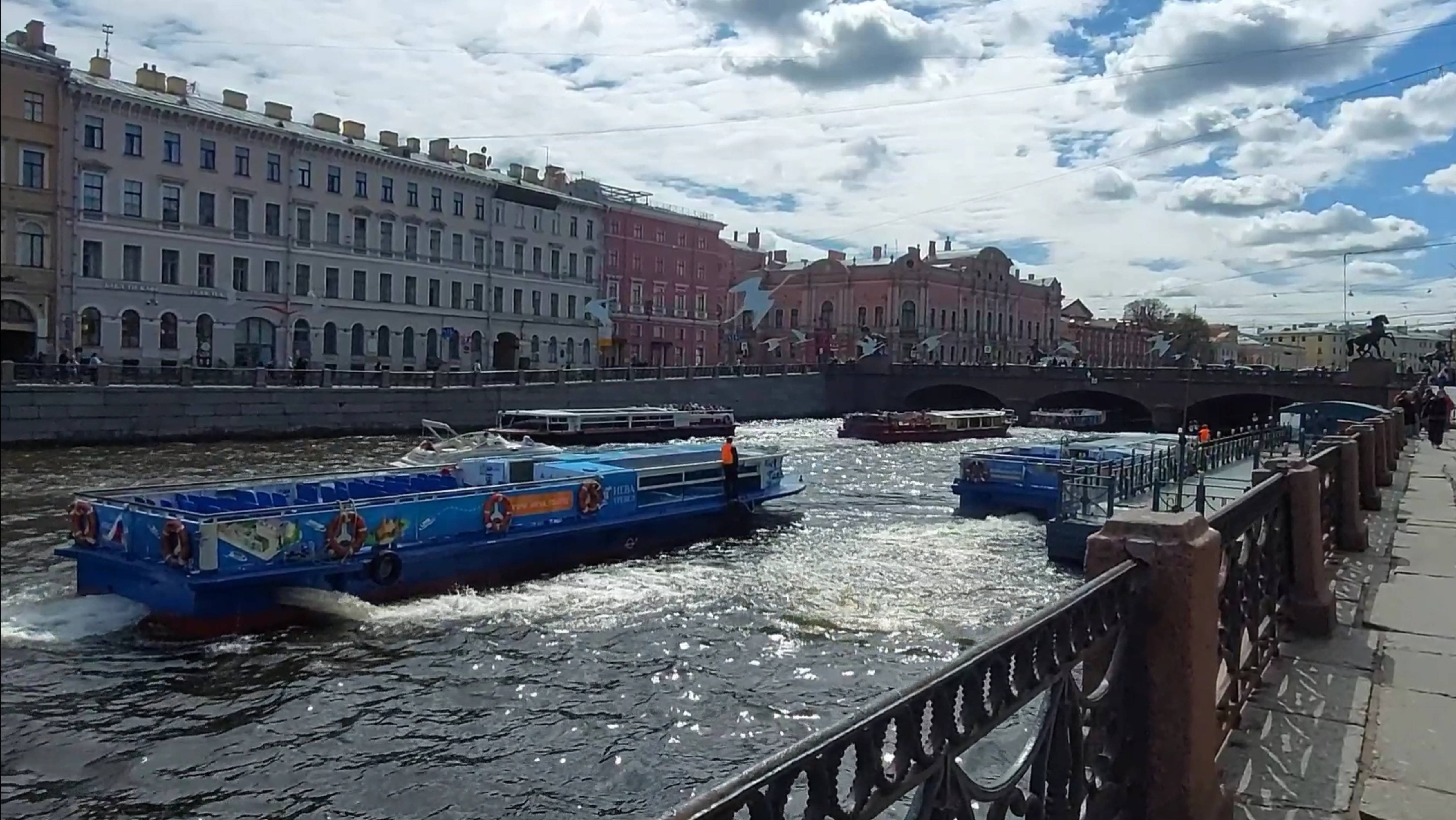 Еще только май, а на каналах Петербурга уже пробки 😉 Туристический сезон открыт!