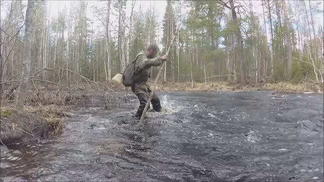 Удивительная поклёвка и находка в камнях переката. Большая вода, рыбалка