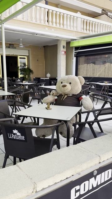 👤 Одинокий посетитель в испанском кафе ☕️