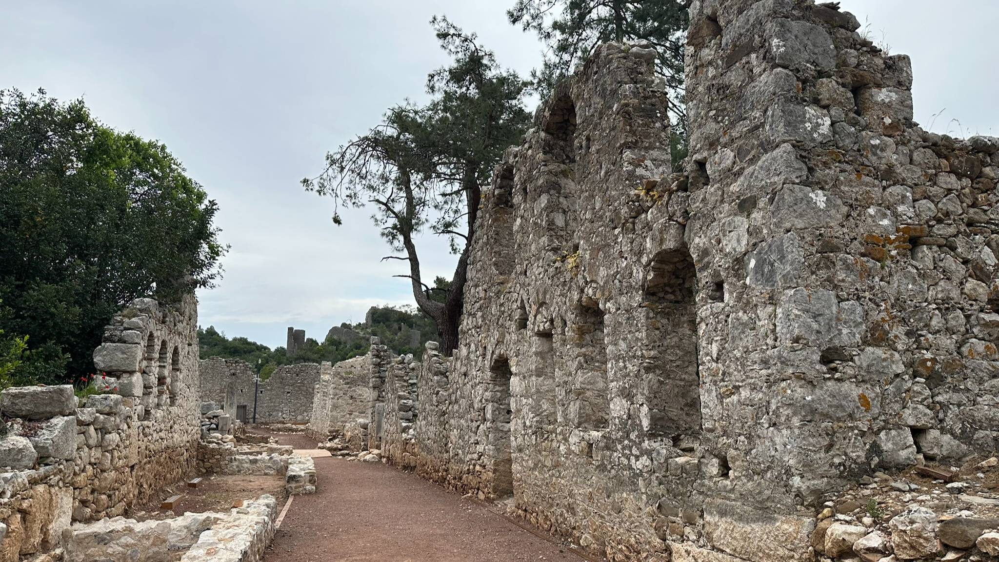 Руины древнего города Олимпос (др.-греч. Ὄλυμπος, лат. Olympus). Апрель 2025 г.
