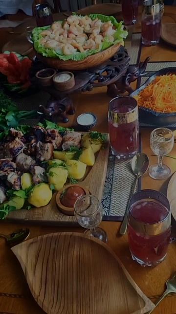 Открыли дачный сезон. Хорошо поработали. После баньки -вкусняшки 😄