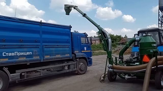 Перегрузка зерна [Walinga Agri Vac в работе][загрузка фуры зерном]