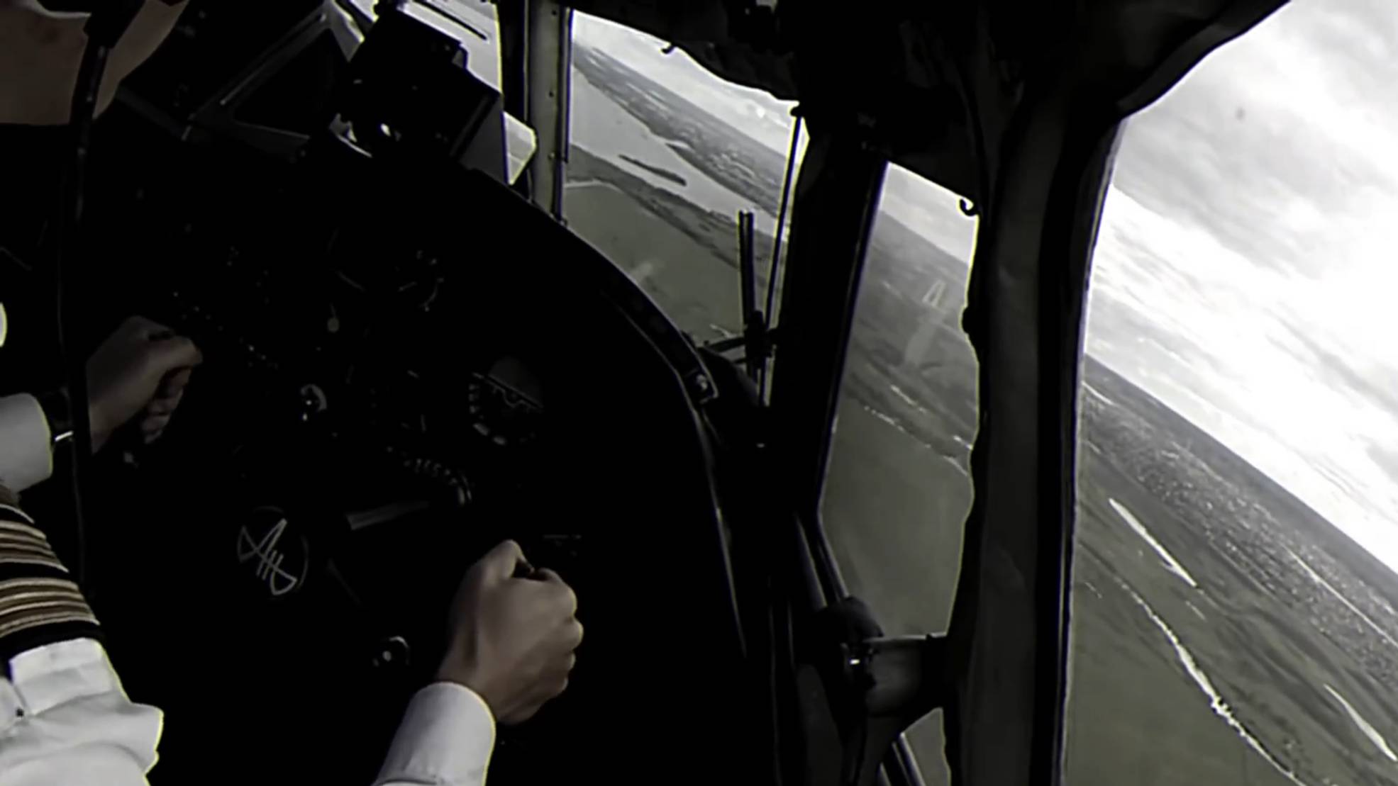 самолет_столкнулся_с_неизвестным_объектом_в_воздухе