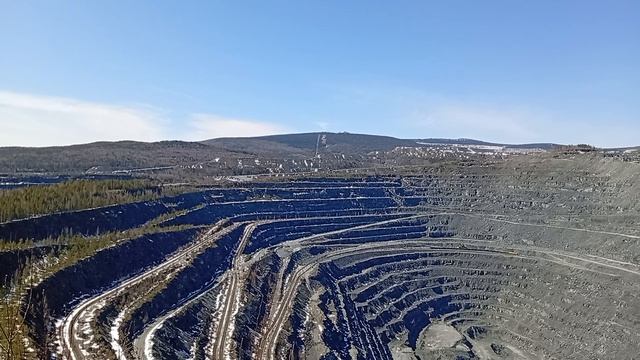 Качканар, Свердловская область - Карьер. Добыча железной руды открытым способом.mp4