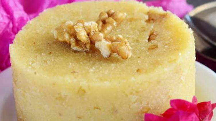 Халва из манной крупы с желтым изюмом.