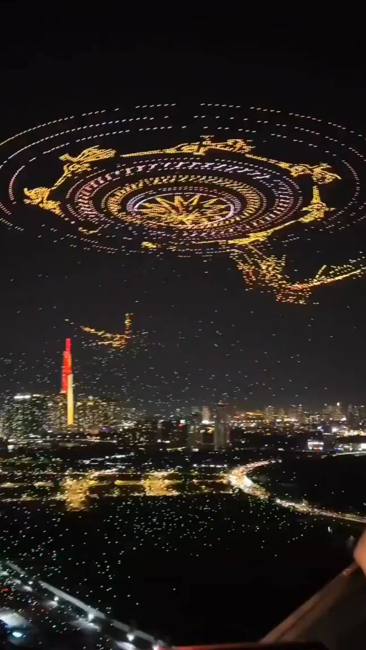 В 2023 году Damoda установила мировой рекорд: 10 518 дронов в небе Хошимина.