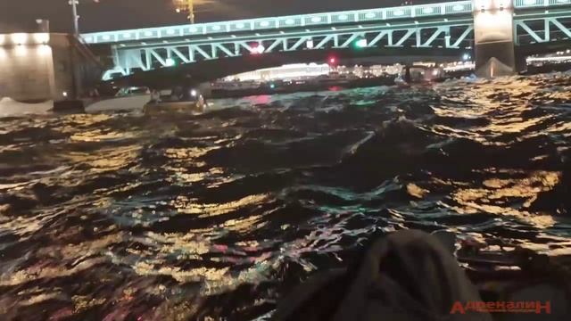 Под ночными мостами Питера такое...