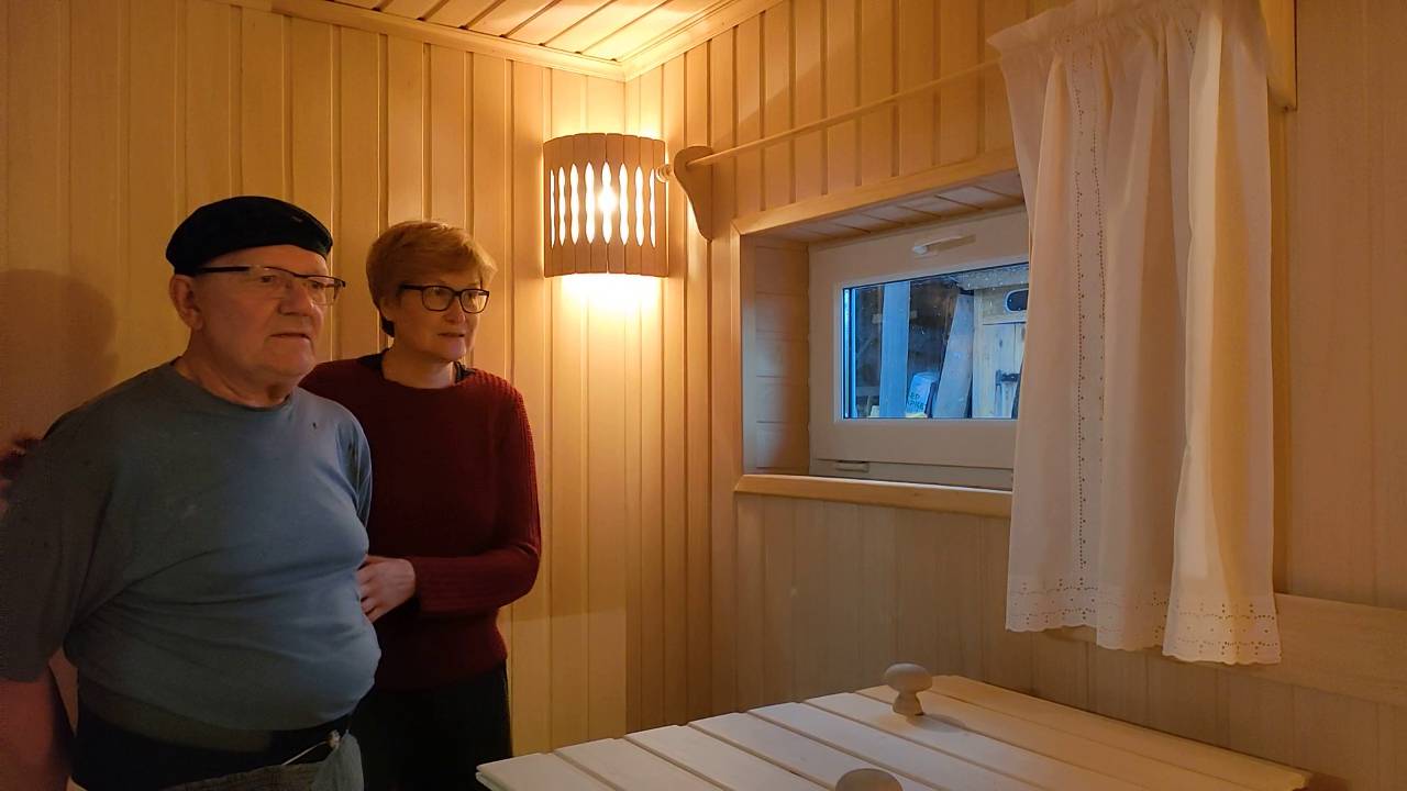 Занавешиваемся в баньке. Огораживание участка продолжается. Живем в деревне. Май 2025