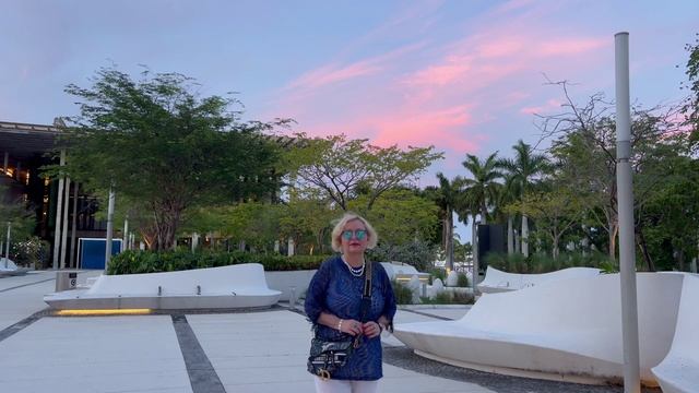 H&M x Mugler's блуза. Показ мод в Маями.