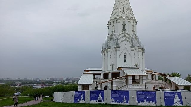 Коломенское музей заповедник, майские праздники.Звучат колокола Церковь Георгия Победоносца 16 века.