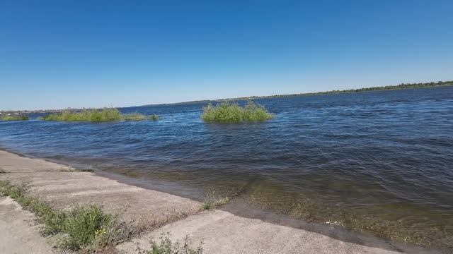 Волгоград, 4 мая 2025 набережная Высоцкого - еще чуток поднялась вода