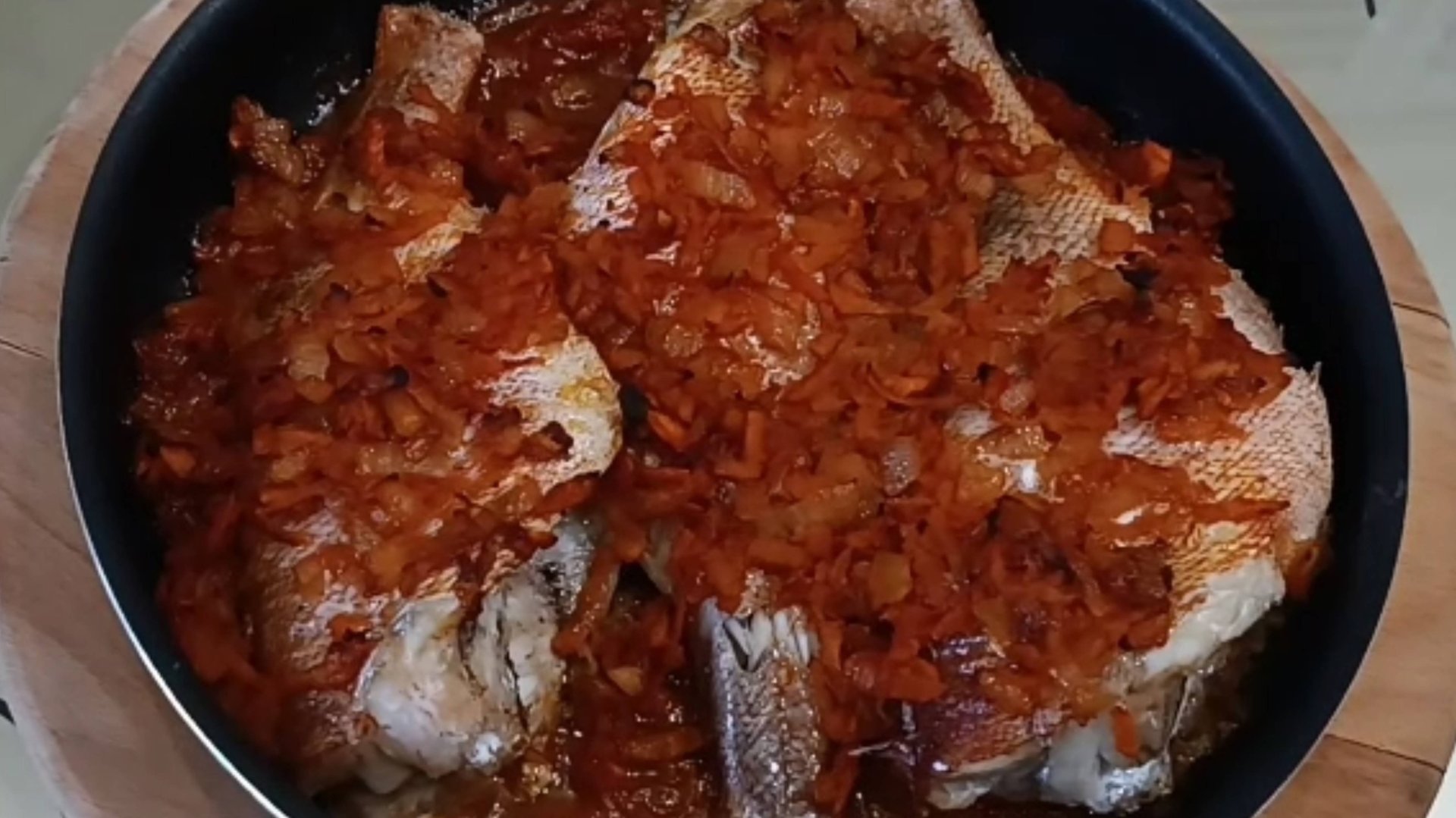 Запечённый морской окунь с овощами