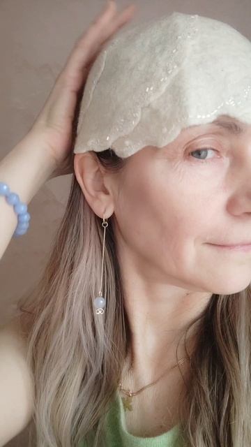 Белая пилотка в стиле ар-нуво