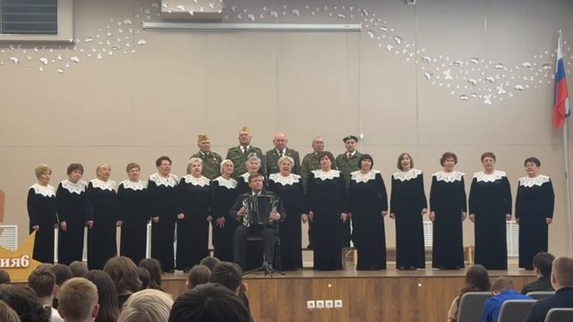 В канун праздника Дня Победы перед учениками гимназии выступил городской хор ветеранов. Апрель 2025.