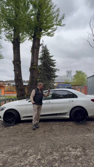 Mercedes С class на примерке дисков в 19-ом диаметре