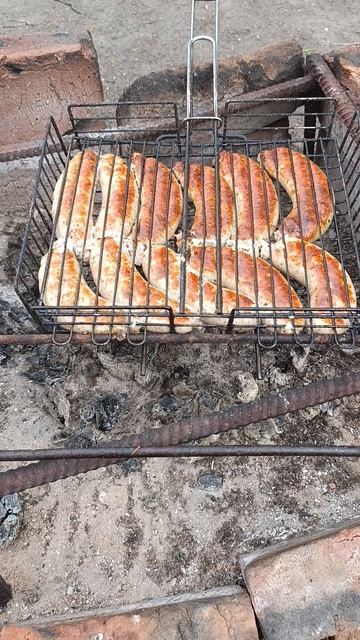 Жарим первые купаты в 2025 году , сезон открыт , хоть и погода все равно прохладная .