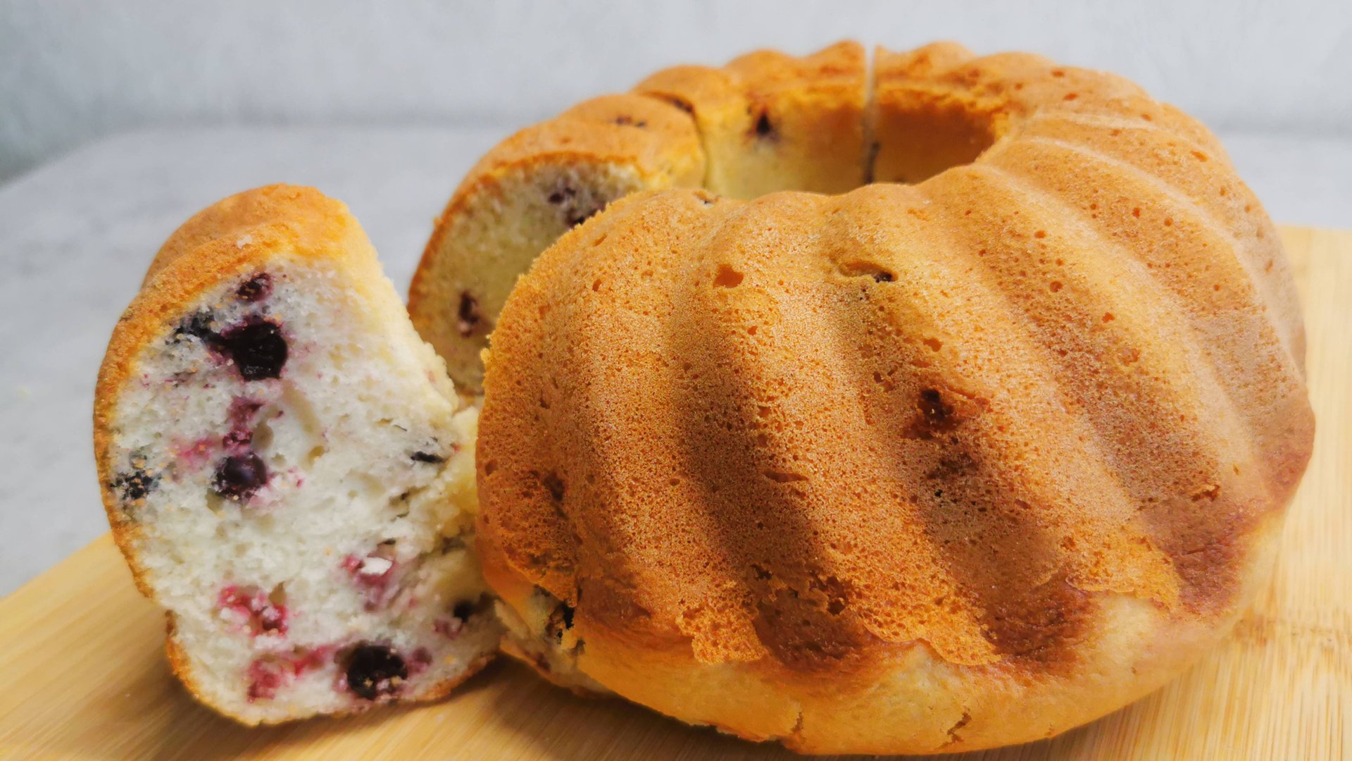 Пирог со смородиной. На кефире, всё смешал и в духовку.