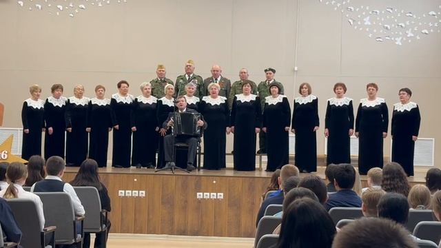 В канун праздника Дня Победы перед учениками гимназии выступил городской хор ветеранов. Апрель 2025.