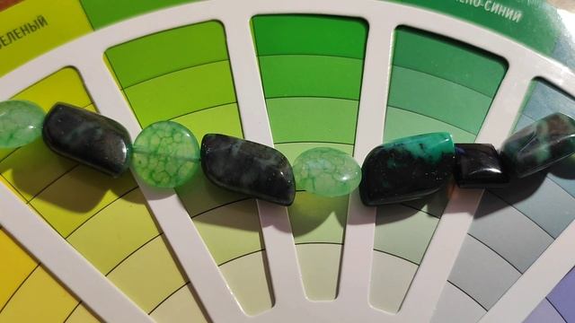 Ожерелье из яшмы, и агатов зелёного и черного цвета.