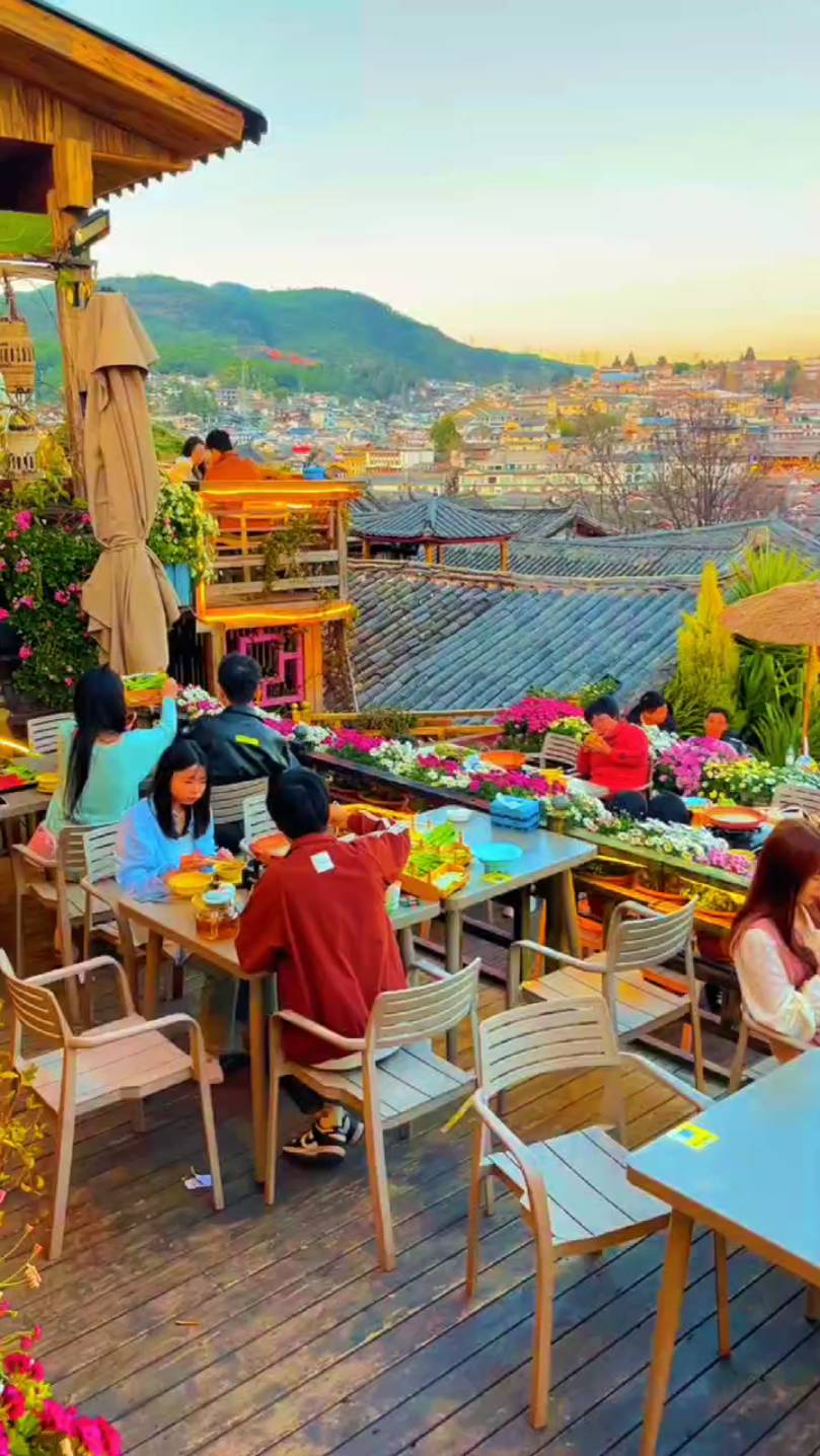 Волшебный закат в древнем Лицзяне.