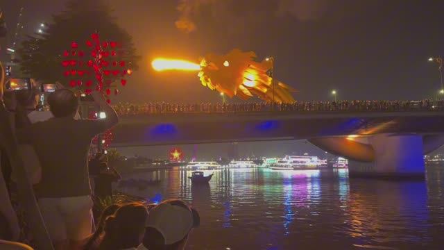 Мост Дракона в Дананге ОГНЕННОЕ ШОУ! Обзор нашего отеля. + Ночной рынок с УЛИЧНОЙ ЕДОЙ.