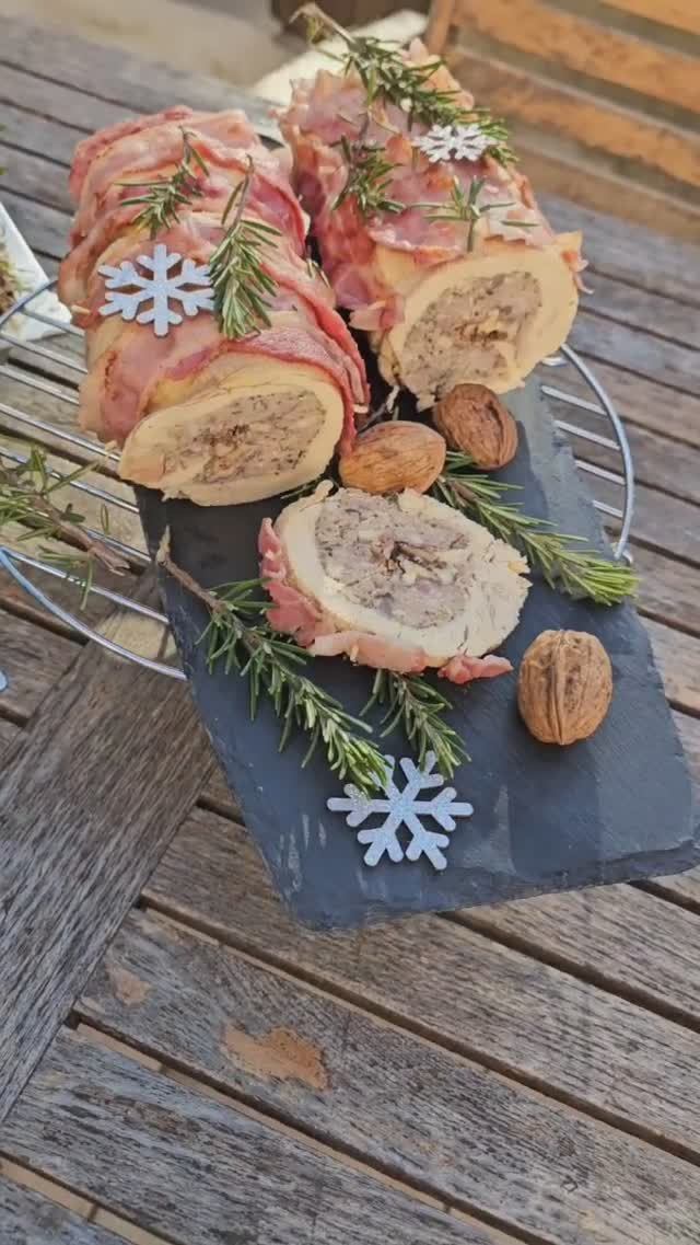 Праздничный рулет из филе курицы  с грецким орехом