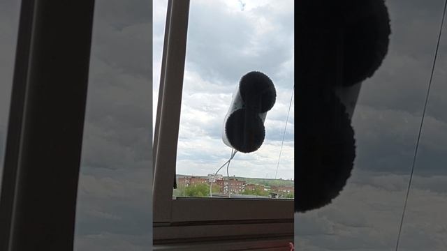 Мойщик окон (вид снизу)