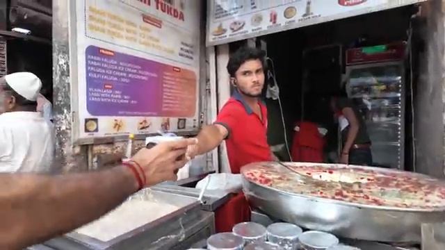 Опасно для Жизни! Как готовят  Уличную  Еду в Индии! Сок из автомобильной покрышки!