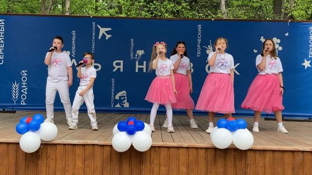 Лиза Николаева в хоре «Давайте петь вместе» 2025 4 мая в парке Победы