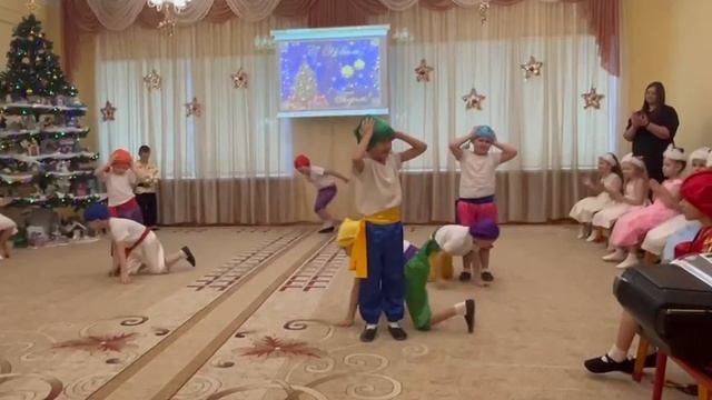 Новогодний утренник в детском саду