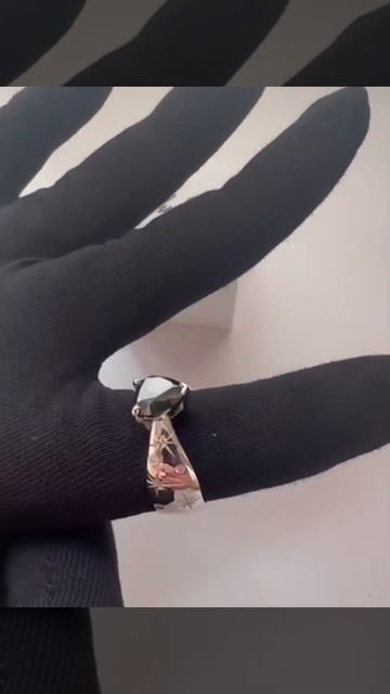 Кольцо из белого золота с черным бриллиантом фантазийной огранки сердце по центру "Нью Йорк Урамана"