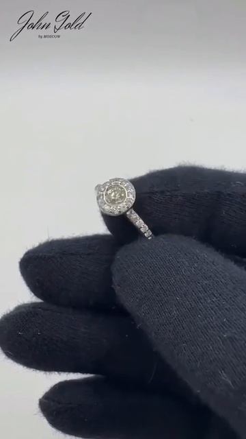 Кольцо из белого золота с желтым бриллиантом и природныыми белыми бриллиантами