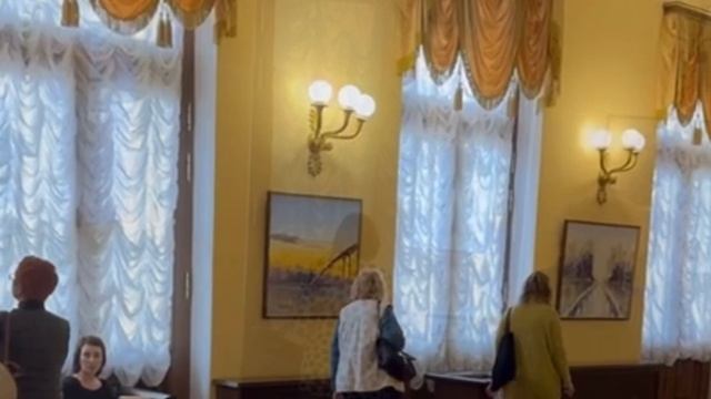 В Сочинском «Зимнем театре» открылась выставка «Мосты» художника Николая Балышева