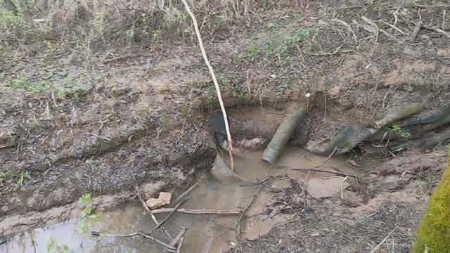 Что за трубы торчат из-под земли рядом с Волгой?😳 Странное место в Кстове 🙄