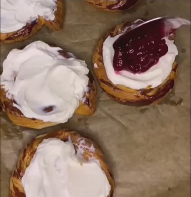 Еда. Булочки из крученного теста