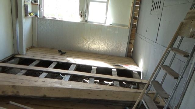 Вскрыла полы на кухне. Разобрала стенку. Начинаю утеплять полы.