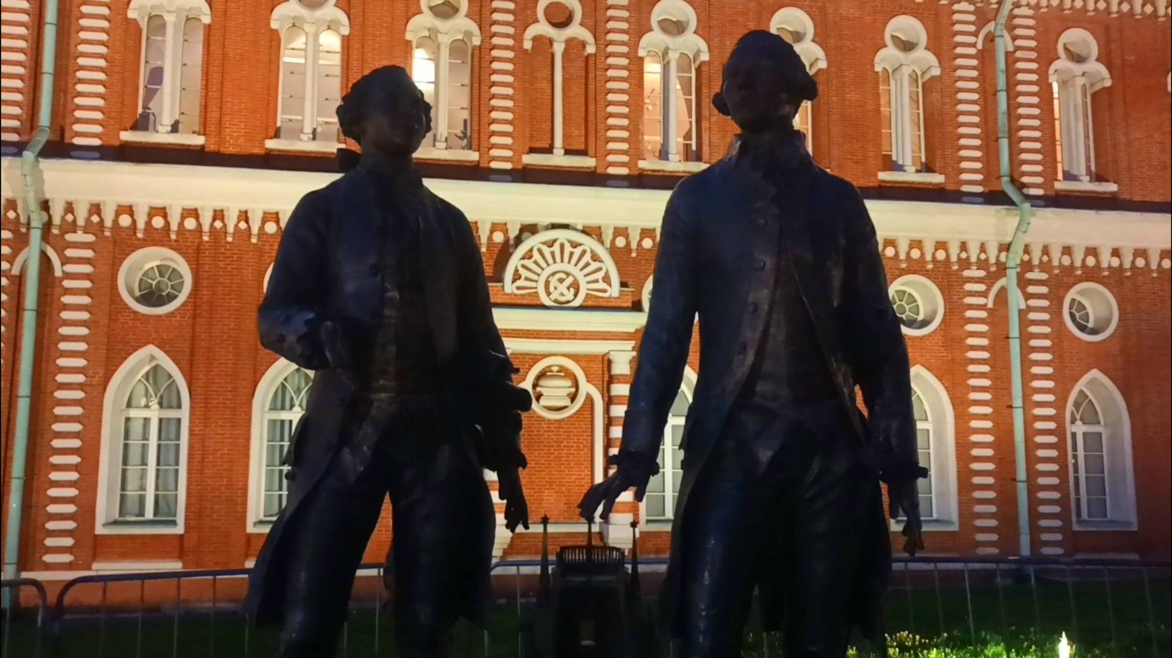 Памятник Баженову и Казакову...