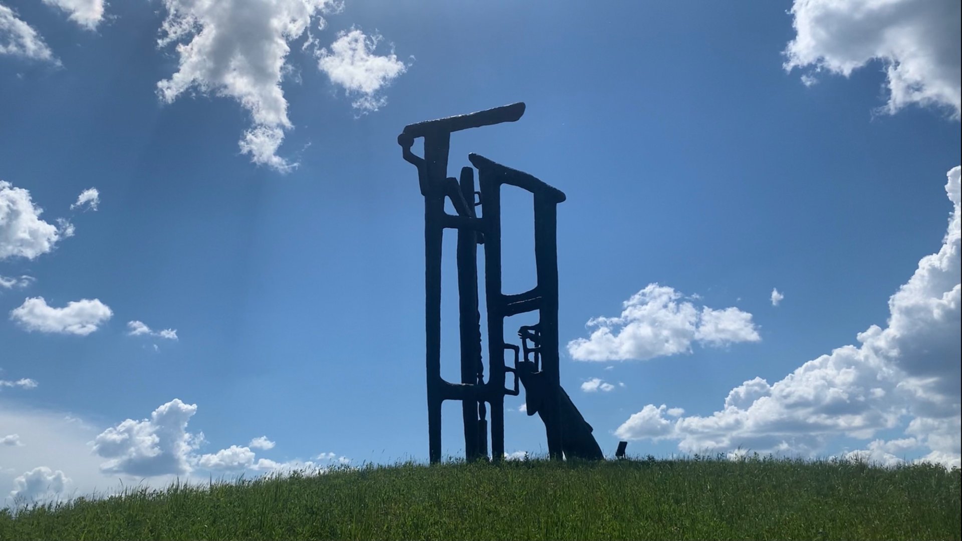 В память о жителях целой деревни, убитых в годы Великой Отечественной. Пронзительный мемориал КСТЫ.