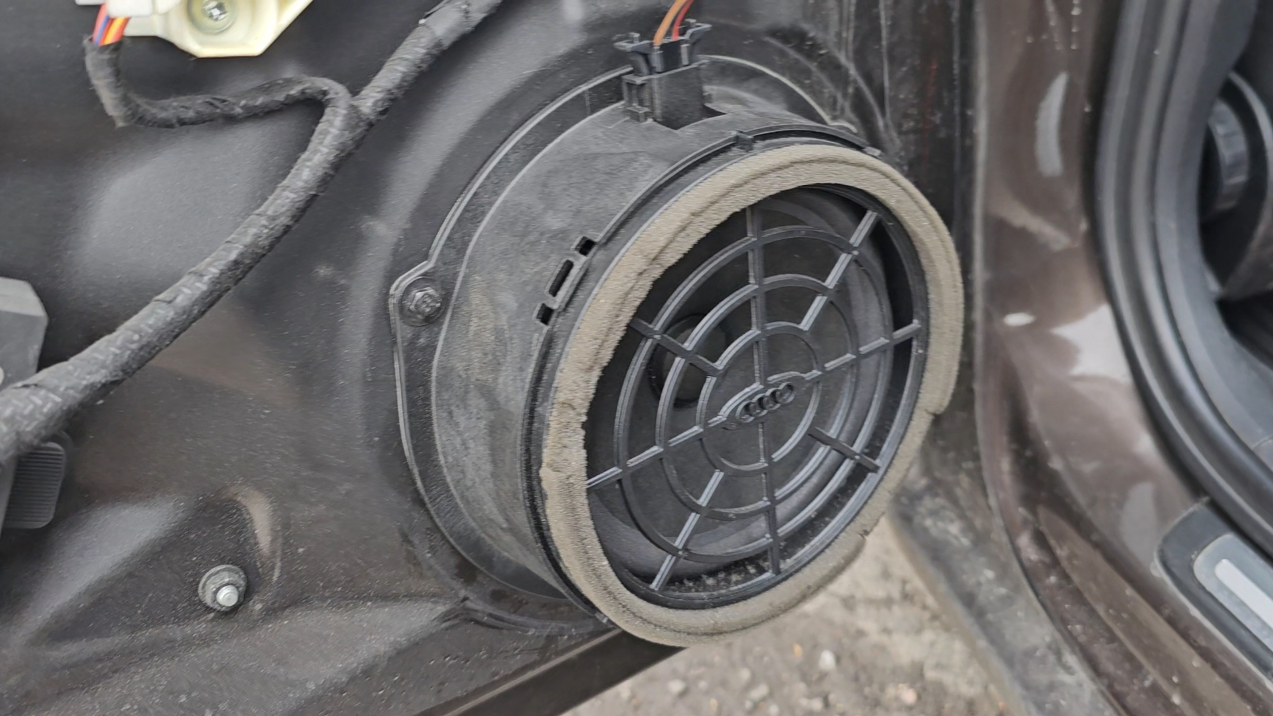 Замена заднего динамика Audi A4 B8