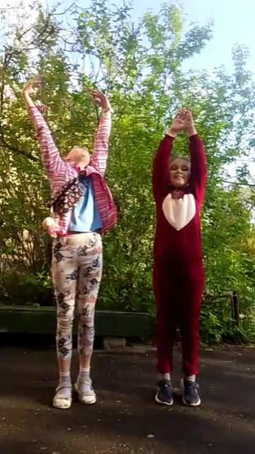 Она плавает в бармалине