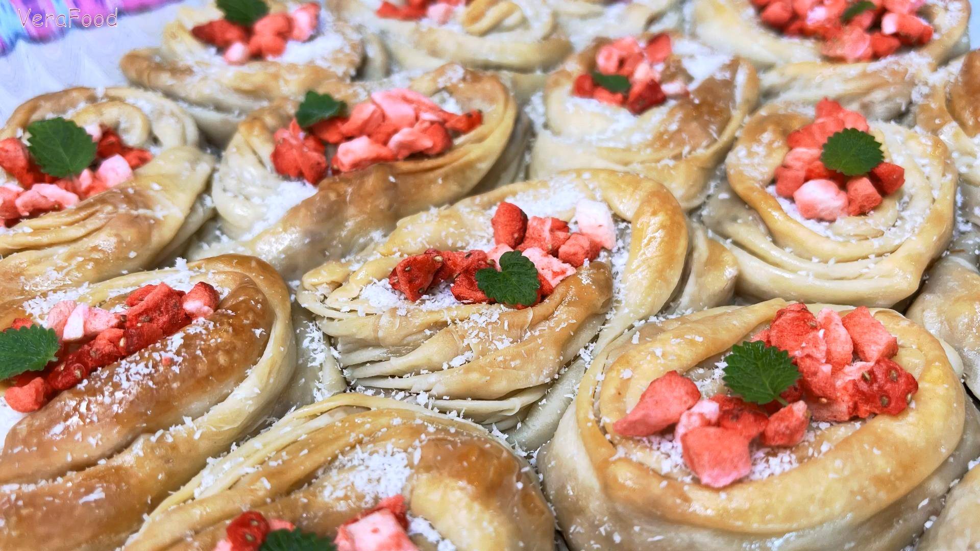 Пахлава. Начинка из грецкого ореха. Не так много сахара и масла.