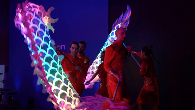 Световой серебряный дракон