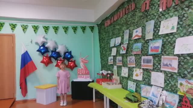 Петрова Мирослава читает стихотворение «Дедушкин портрет», автор Виктор Туров