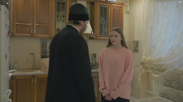 Глава фонда диакон Даниил Булычев вручил подарок дочери священнослужителя из Кирово-Чепецка