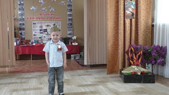 Конкурс чтецов к 9 Мая гр. "Цветик-семицветик" и гр. "Колобок"