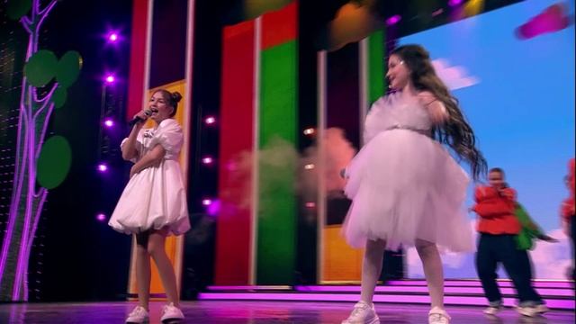 "Счастье" – Ева Школьник, Яна Ларинович, Артём Турбин в Кремле!